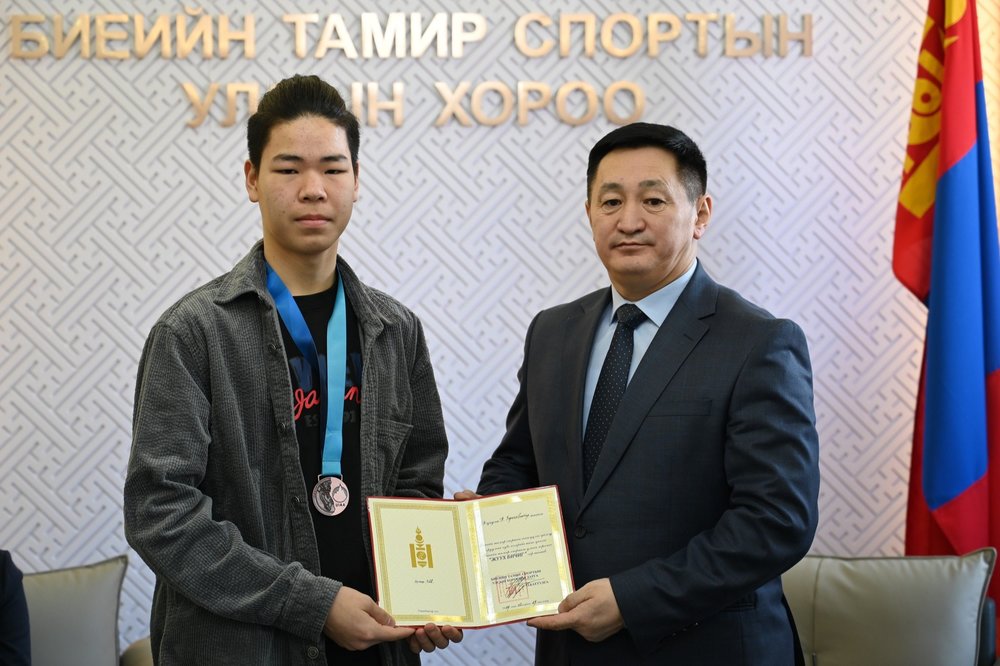 Монголын мөсөнд авиралтын тамирчид 2024 оны Дэлхийн цом ДАШТ ээс 9